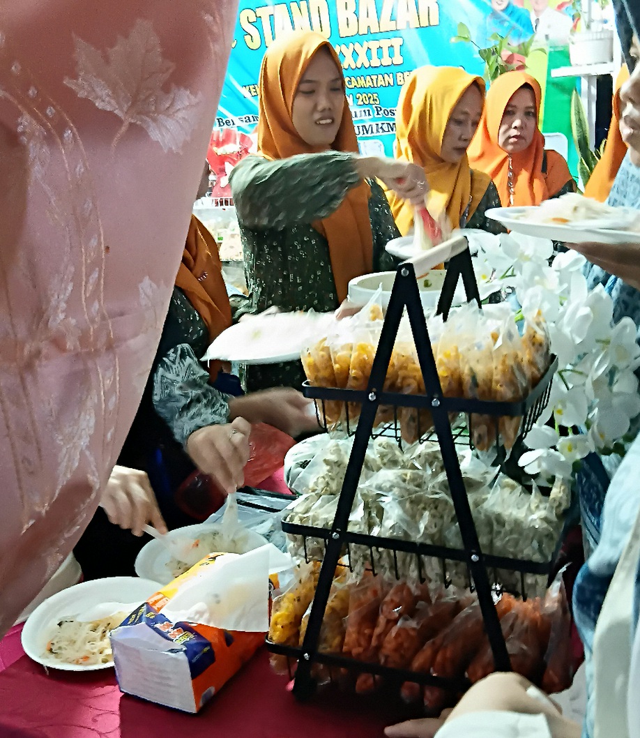 Stand PKK RW 16 Ramai Pengunjung, Banyak Makanan Enak-enak Disana Lho ...